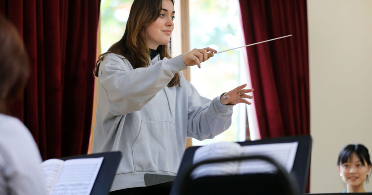 Musicians lead from the front in conducting masterclass | Woldingham School